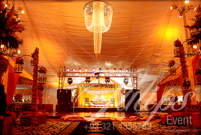 Fabulous Golden Mehendi Stage Perks in Pakistan
